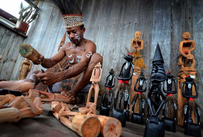 Mengenal Suku Asmat, Suku Asli Papua yang Dikenal dengan Ukiran Kayunya yang Unik - Papuanesia